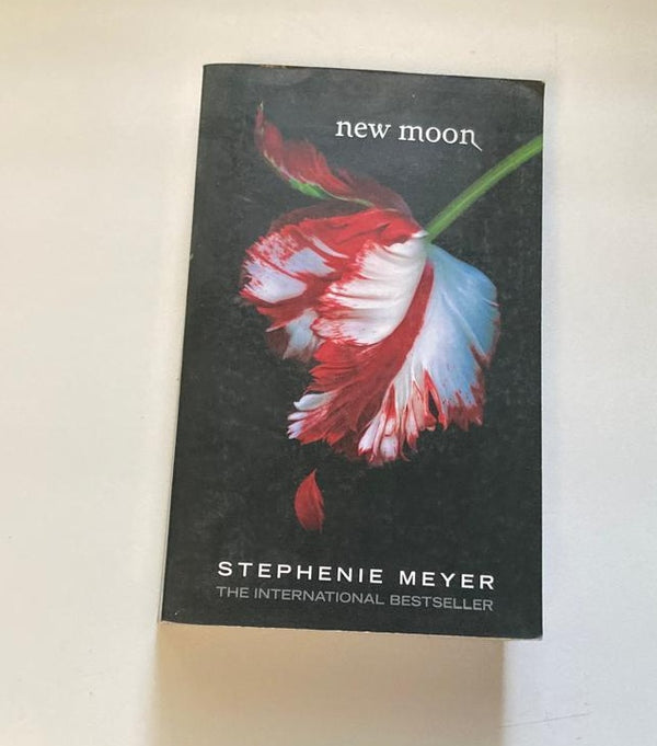 New moon - Stephenie Meyer. The Twilight Saga #2. Secondhand. – The ...